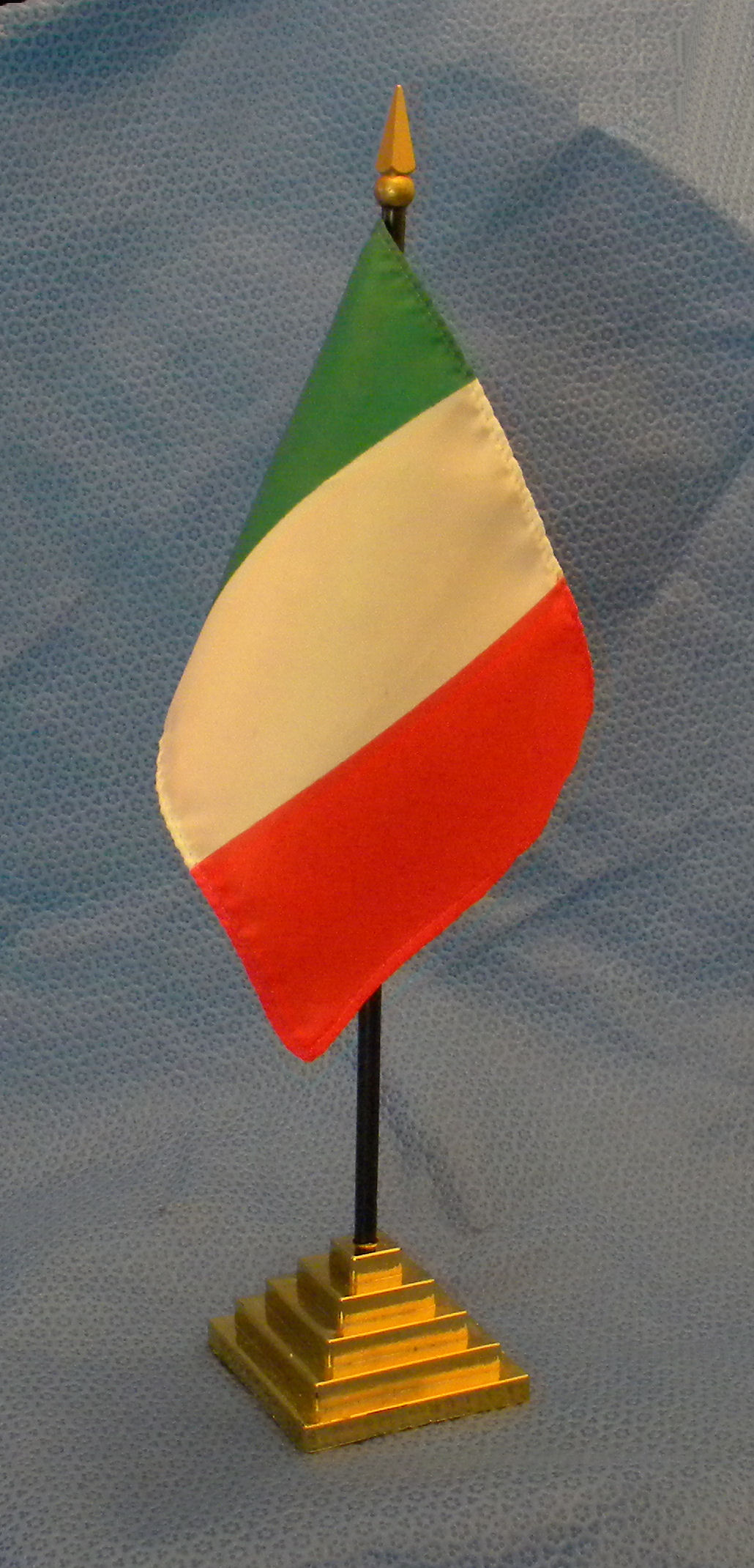 Pyramid base for one 4x6" flag